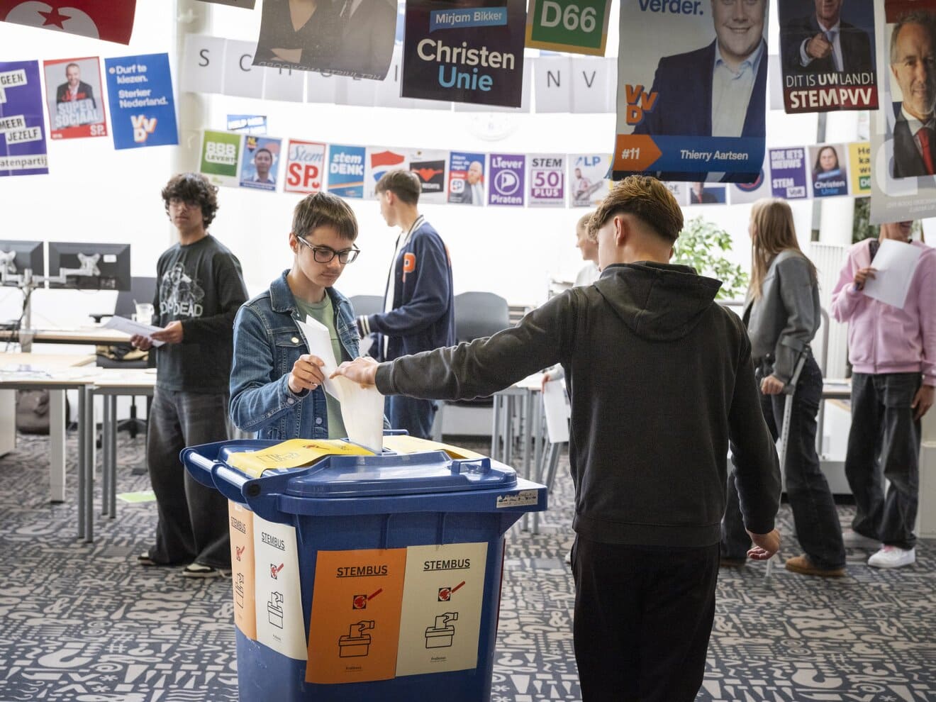 Jongeren oefenen met stemmen en hebben voorkeur voor PVV en D66 bij ...